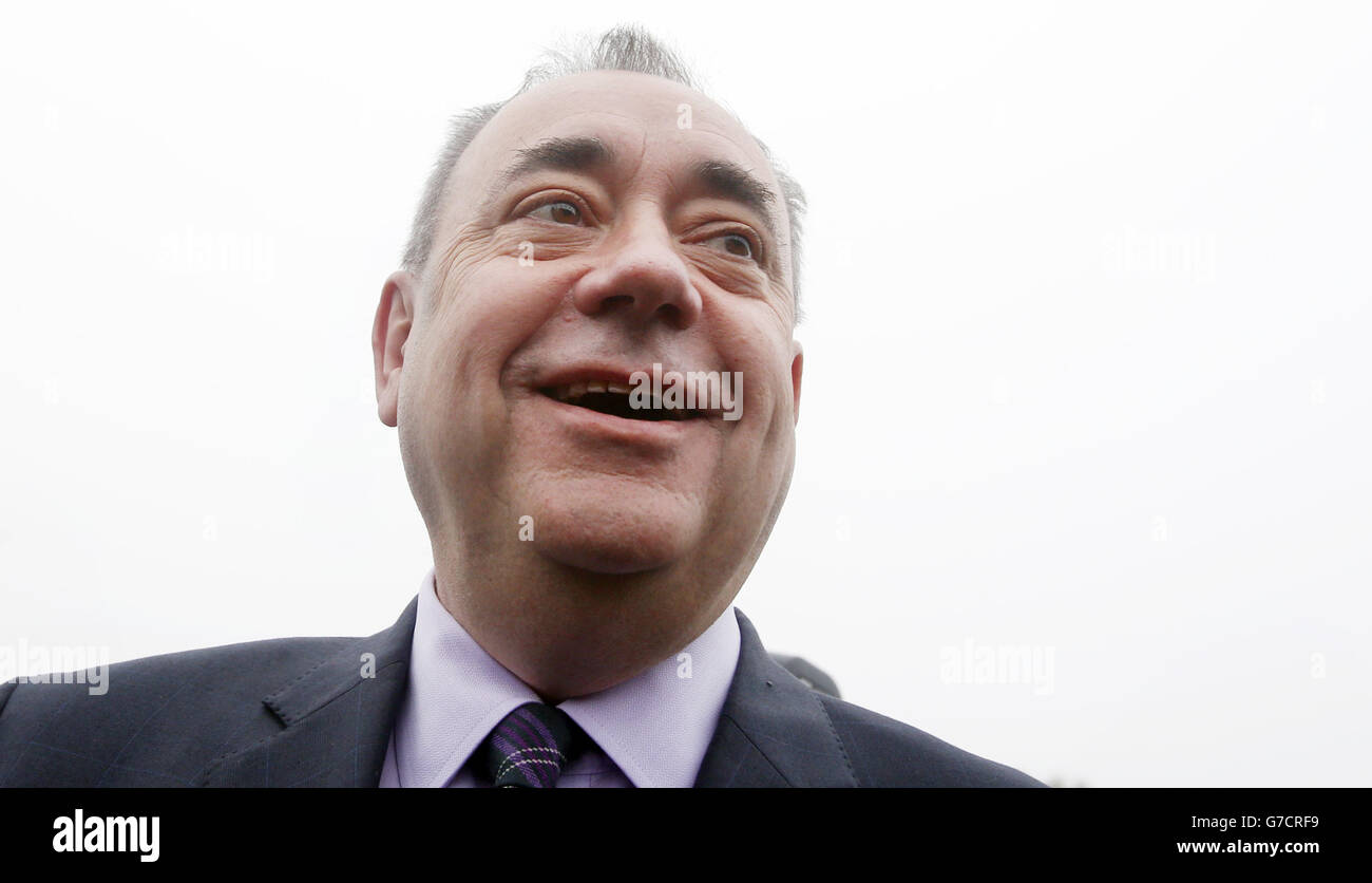 Scottish First Minister Alex Salmond outside Ritchie Hall polling ...