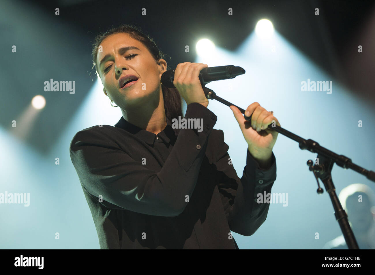 Jessie ware performing roundhouse in camden hi-res stock photography ...
