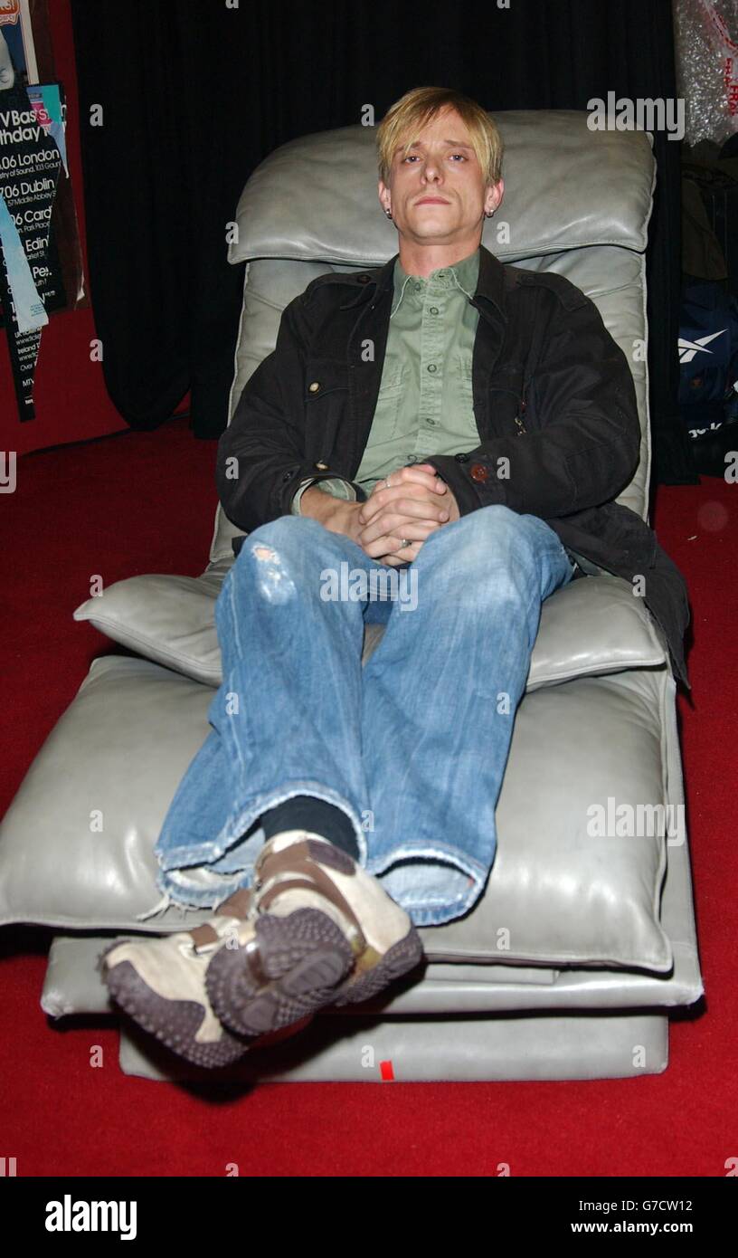 Mackenzie crook full length hi-res stock photography and images - Alamy