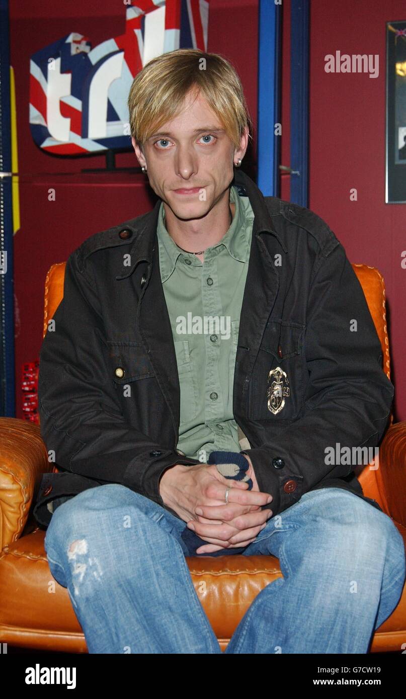 Showbiz actor celebrity mtv trl television seated mackenzie crook hi ...