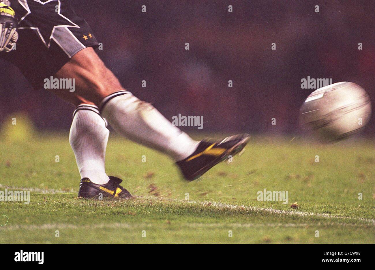 Juventus goalkeeper kicking hi-res stock photography and images - Alamy