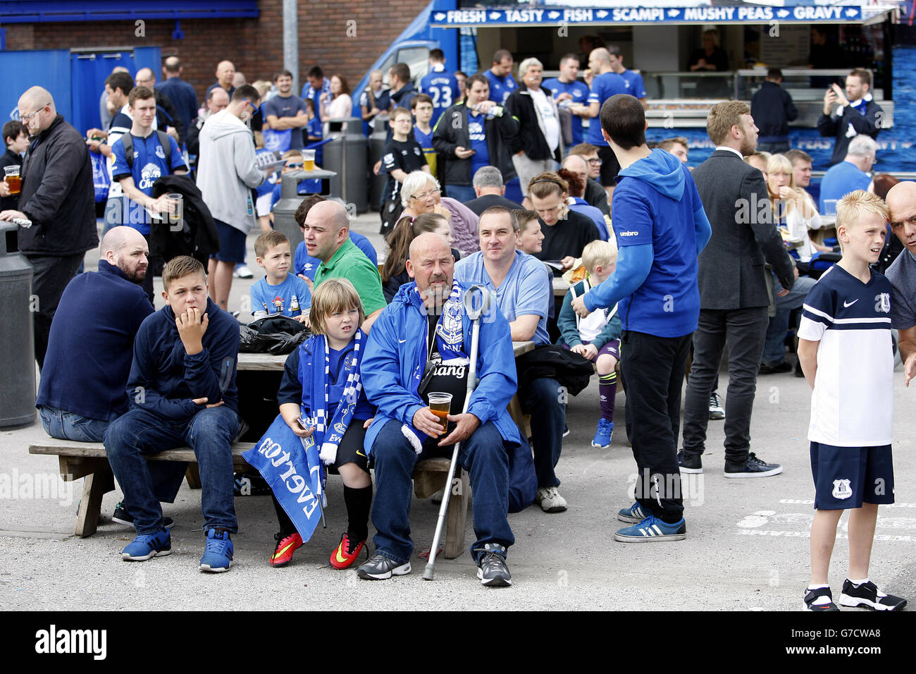 Everton fans fan zone event prior game hi-res stock photography and ...