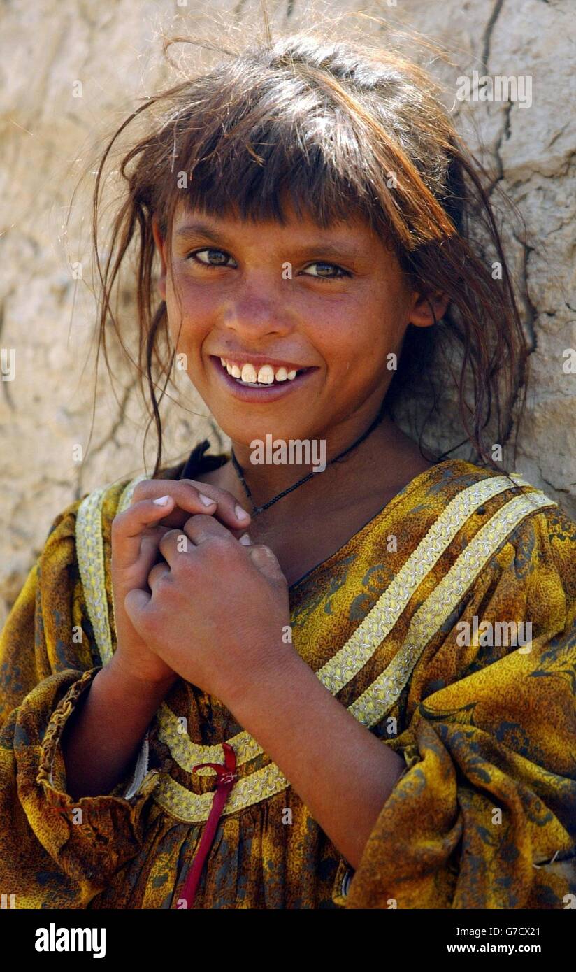 War iraq child girl smiling hi-res stock photography and images - Alamy