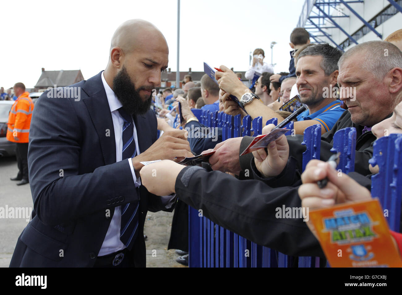 Everton's Tim Howard signs an autograph in the players parade Stock ...