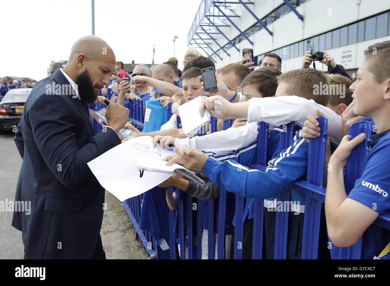Everton's Tim Howard signs an autograph in the players parade Stock ...