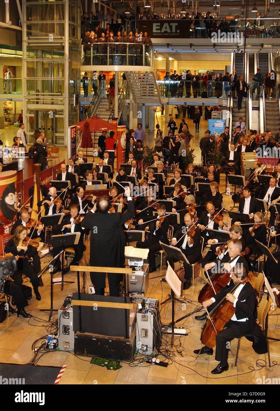 The BBC Concert orchestra at Paddington Station Stock Photo - Alamy