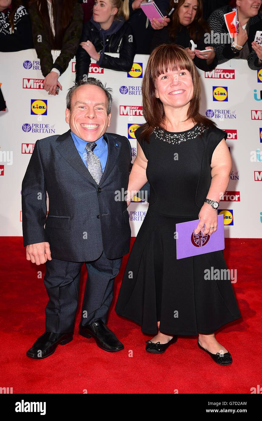 Warwick davis with wife samantha hi-res stock photography and images ...