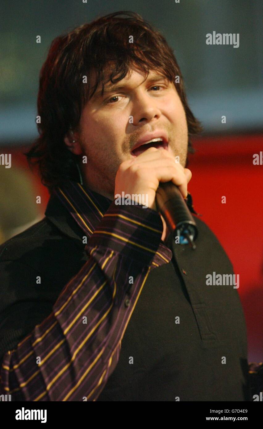 Singer Daniel Bedingfield during his guest appearance on MTV's TRL ...