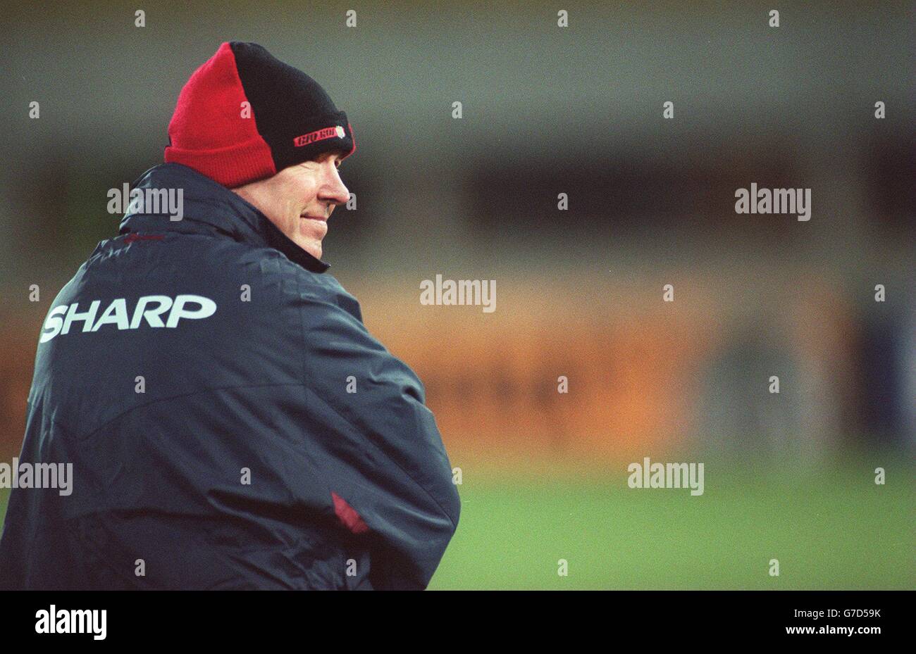 Coach cold football man utd hi-res stock photography and images - Alamy