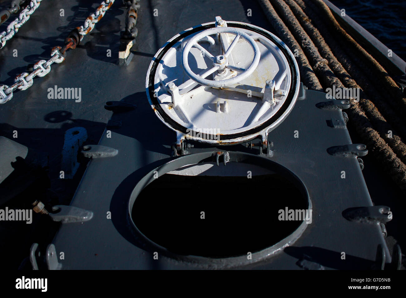 Old metal door porthole hi-res stock photography and images - Alamy