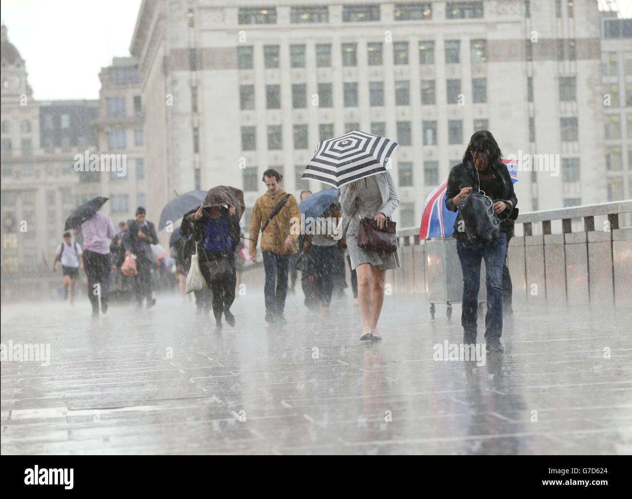 Wet Weather London Bridge Commuters. City workers walking along London ...