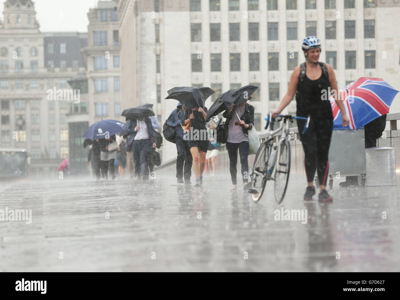 Wet Weather London Bridge Commuters Stock Photo - Alamy