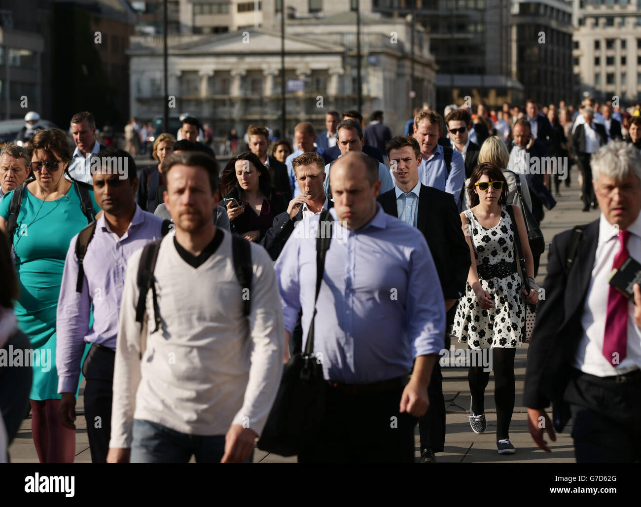 London Bridge Commuters. City workers walking along London Bridge Stock ...