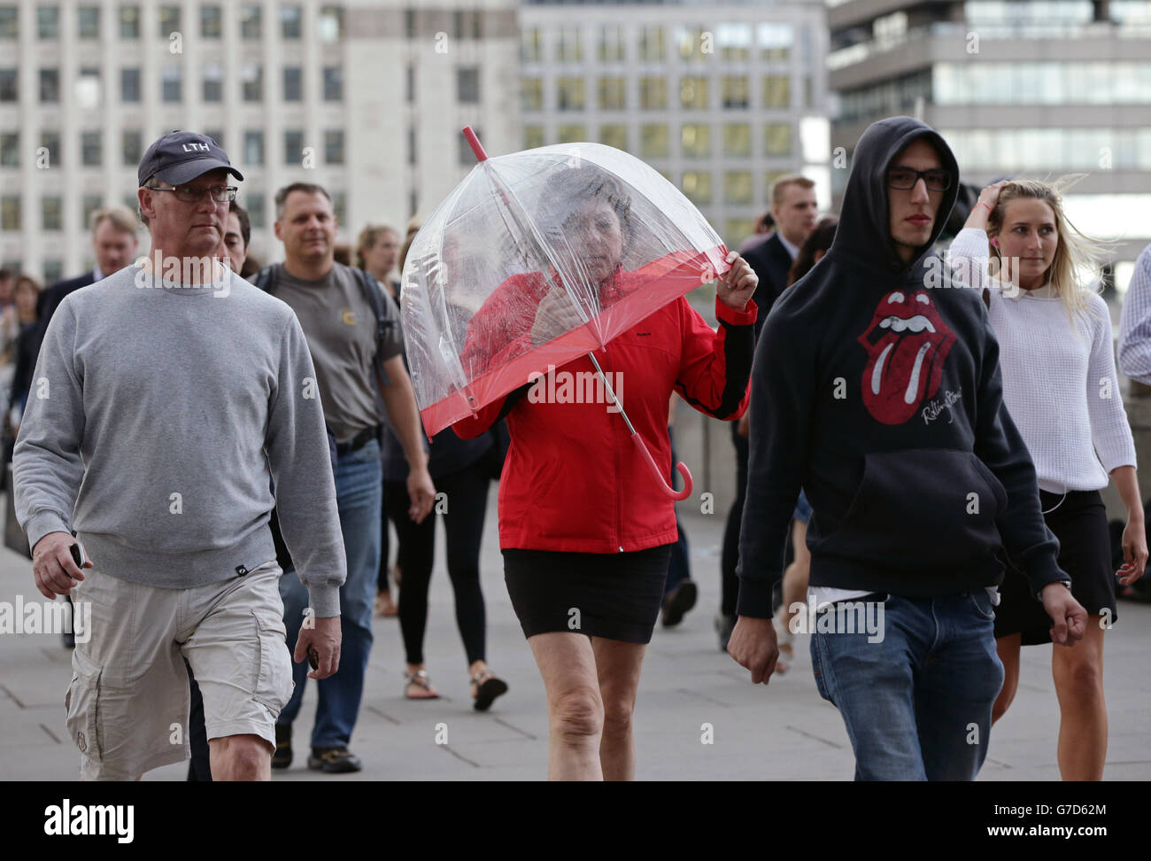 Wet Weather London Bridge Commuters Stock Photo - Alamy