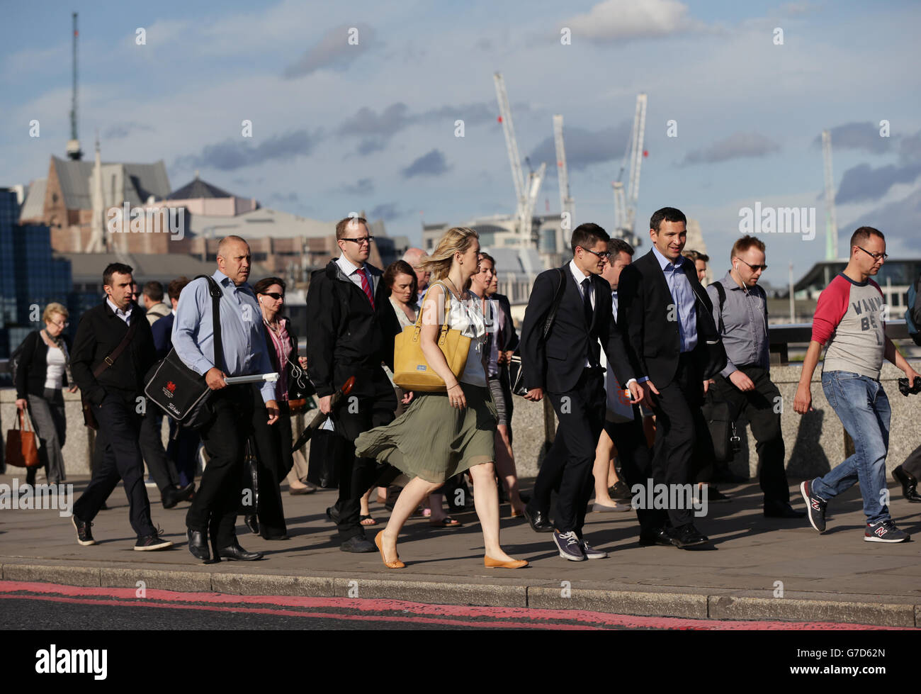 London Bridge Commuters. City workers walking along London Bridge Stock ...