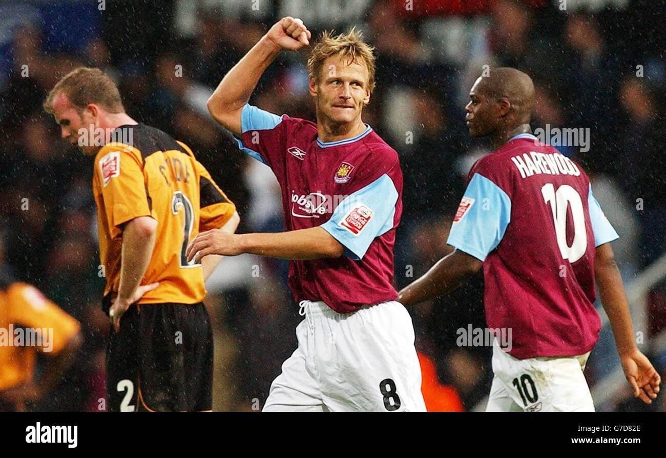 Football action celebrating teddy sheringham hi-res stock photography ...