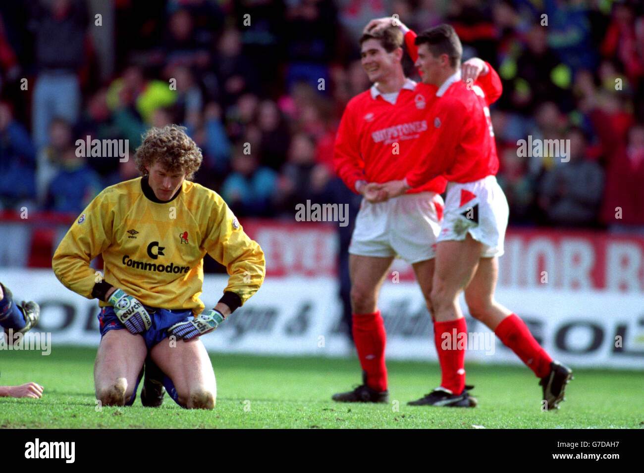 Chelsea goalkeeper Dave Beasant (l) on his knees after conceding as ...