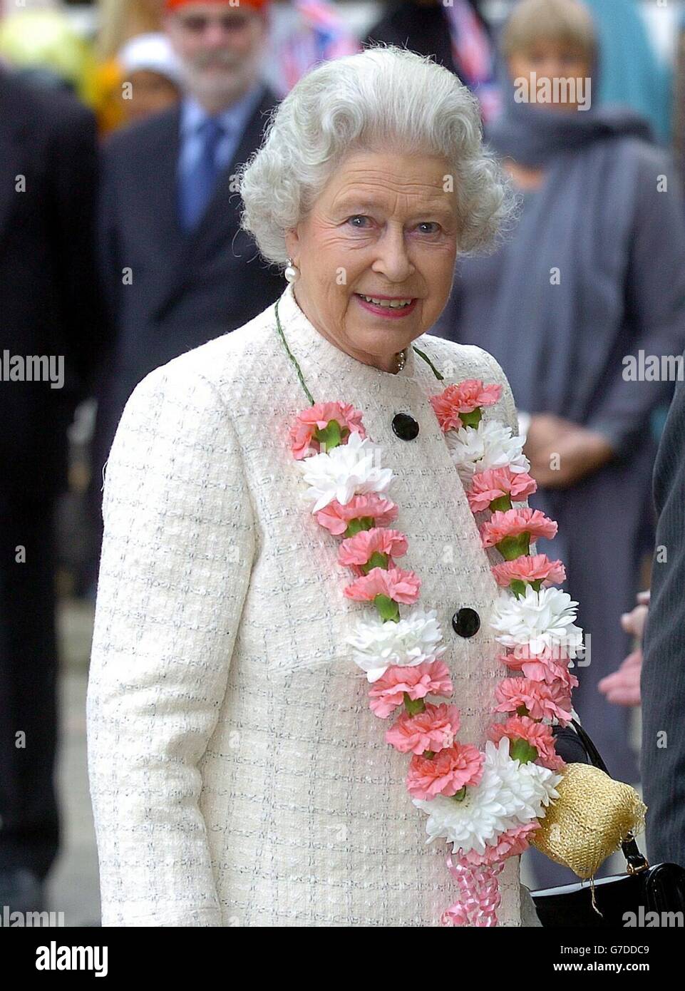 Queen elizabeth ii visits temple hi-res stock photography and images ...