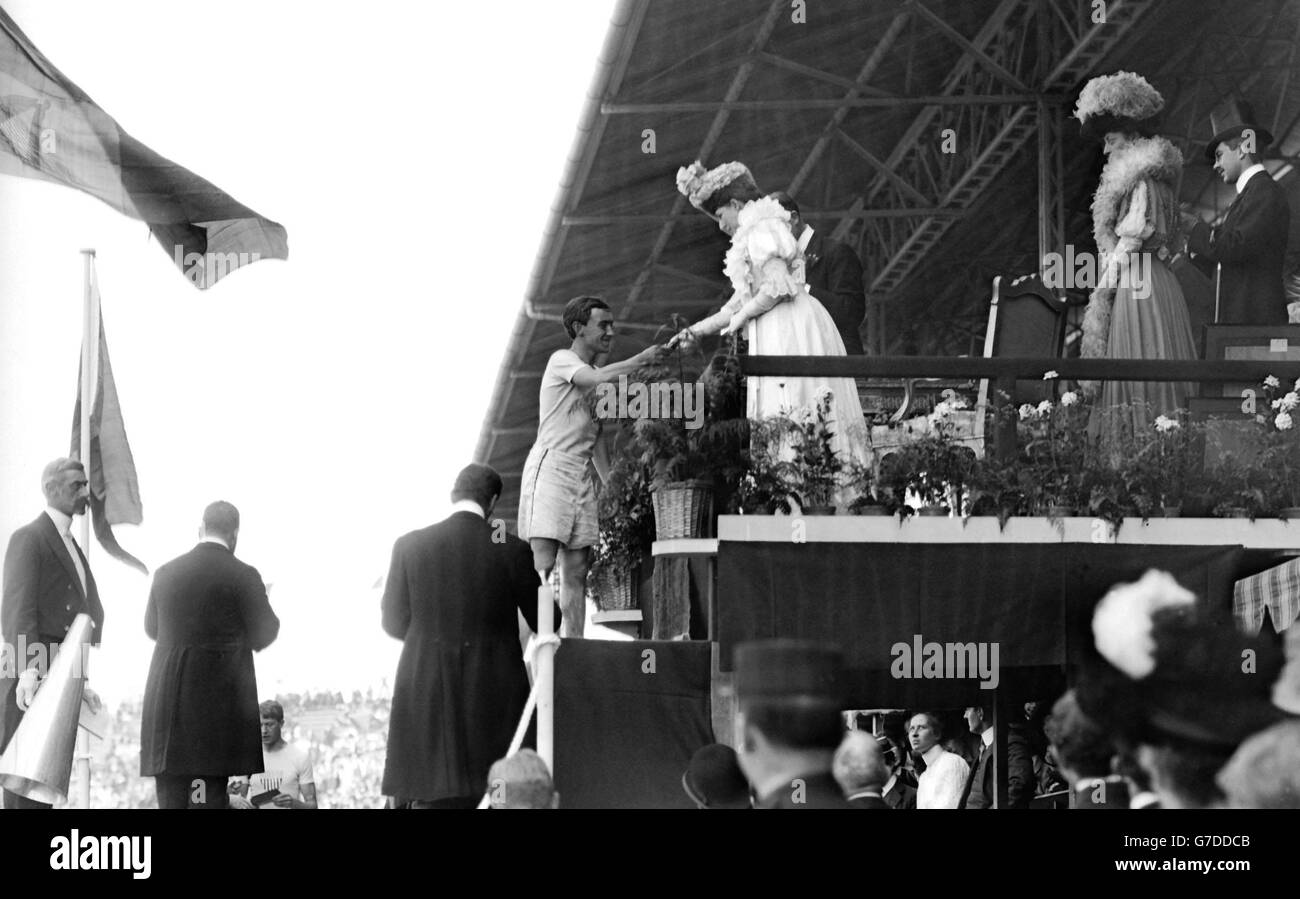 1908 Olympics: Queen Alexandra presents a trophy to Pietro Dorando ...