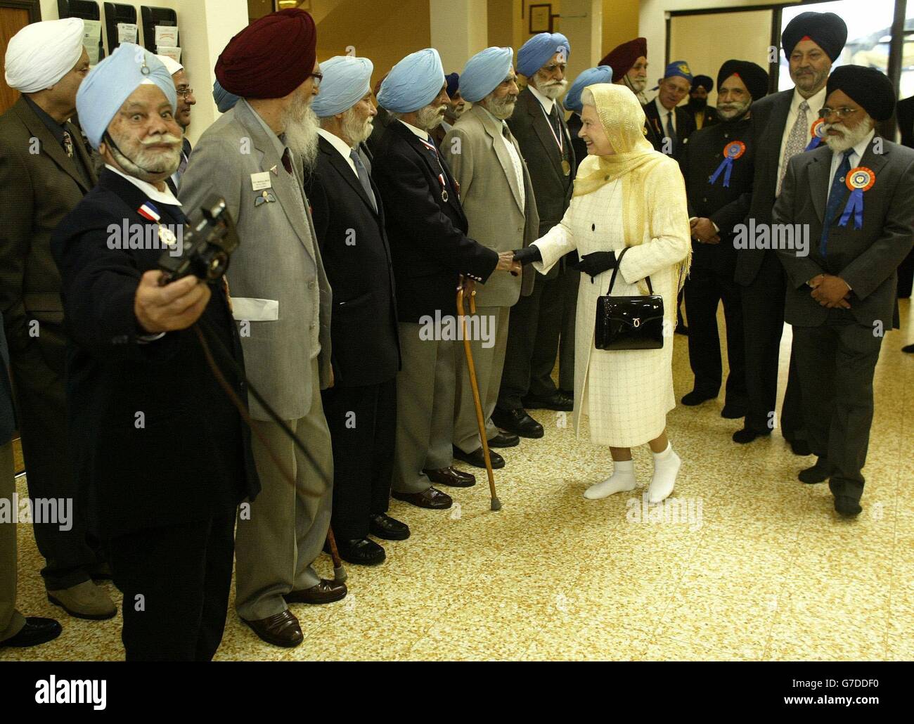 Queen elizabeth ii visits temple hi-res stock photography and images ...