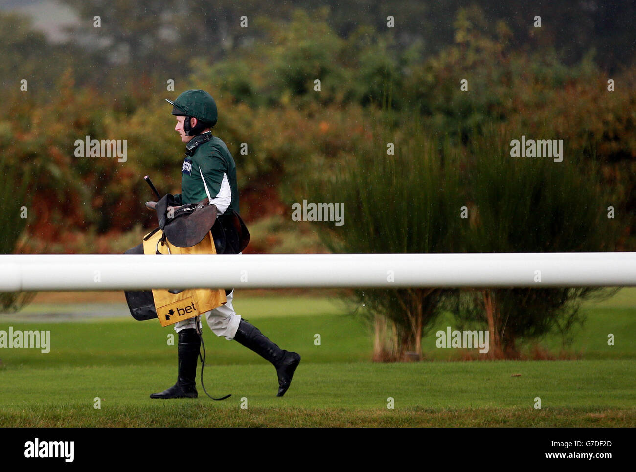 Jockey falling horse racing hi-res stock photography and images - Alamy