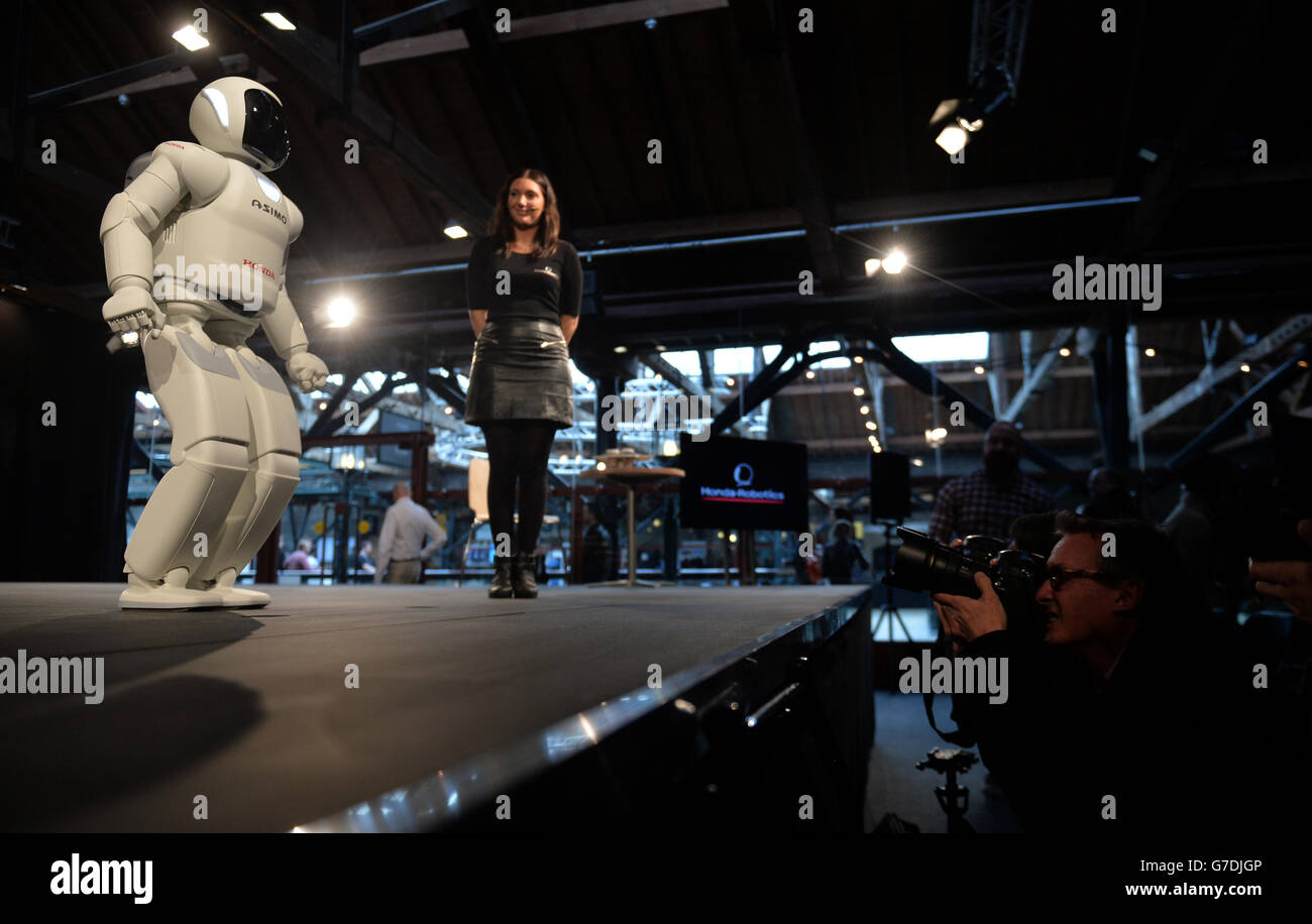 ASIMO (Advanced Step in Innovative MObility) Honda's humanoid robot ...