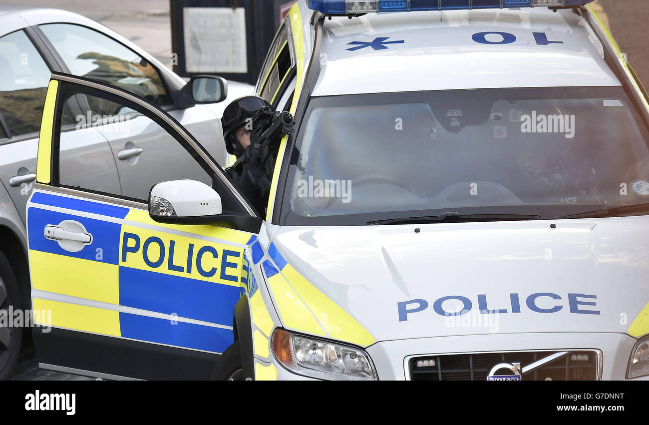 Armed police in stand-off Stock Photo - Alamy