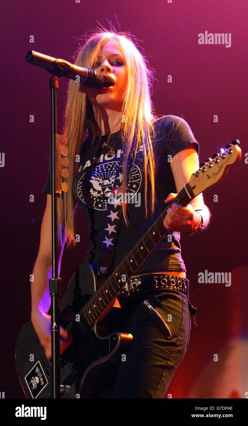 Avril lavigne singing hi-res stock photography and images - Alamy