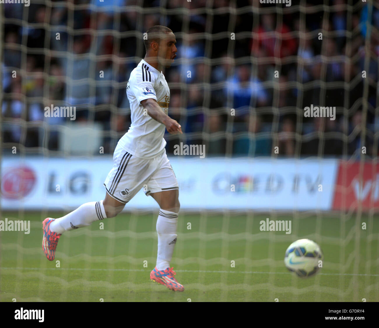 Swansea City's Wayne Routledge scores his sides second goal of the game ...