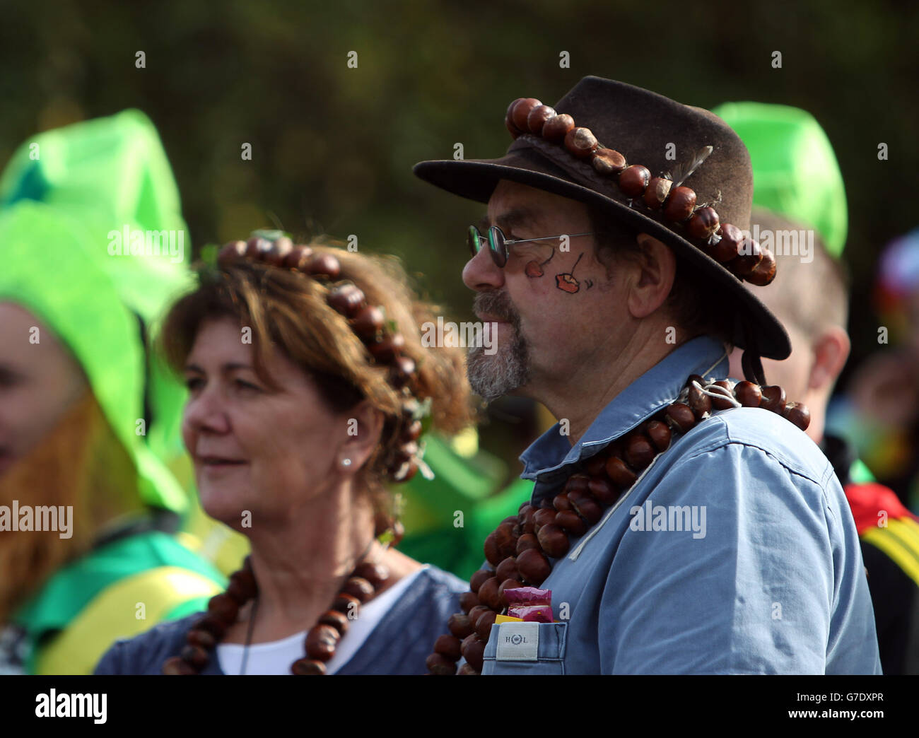Spectators watch world conker championships in southwick hi-res stock ...