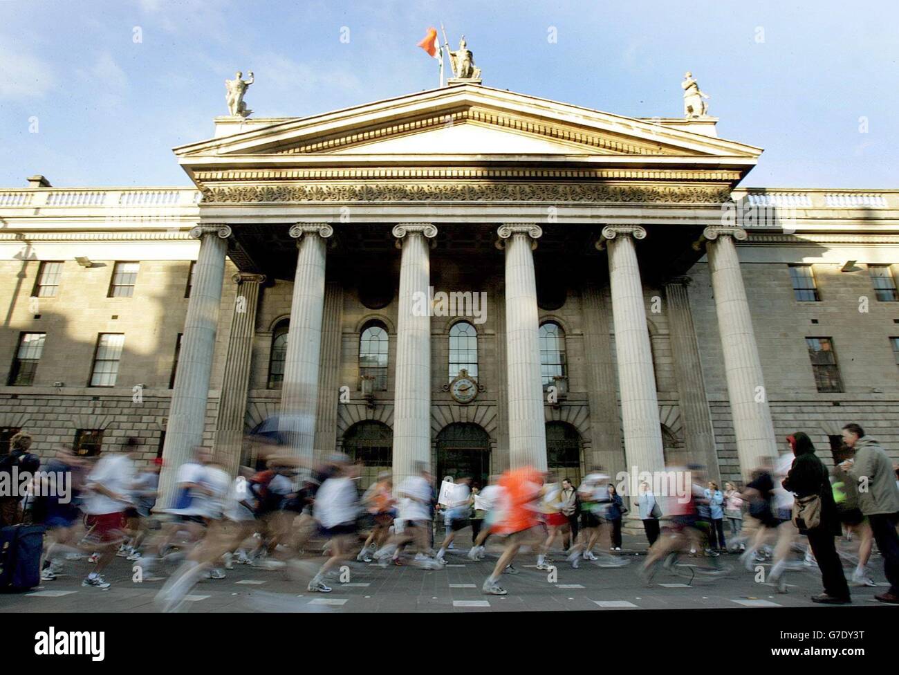 Dublin City Marathon 2004. Runners pass the General Post Office(G.P.O ...