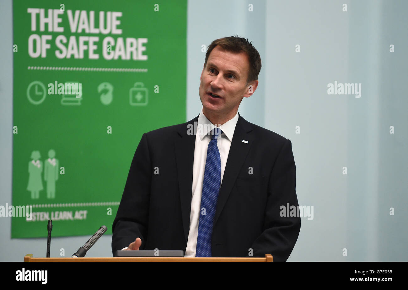 Jeremy hunt visits birmingham childrens hospital hi-res stock ...
