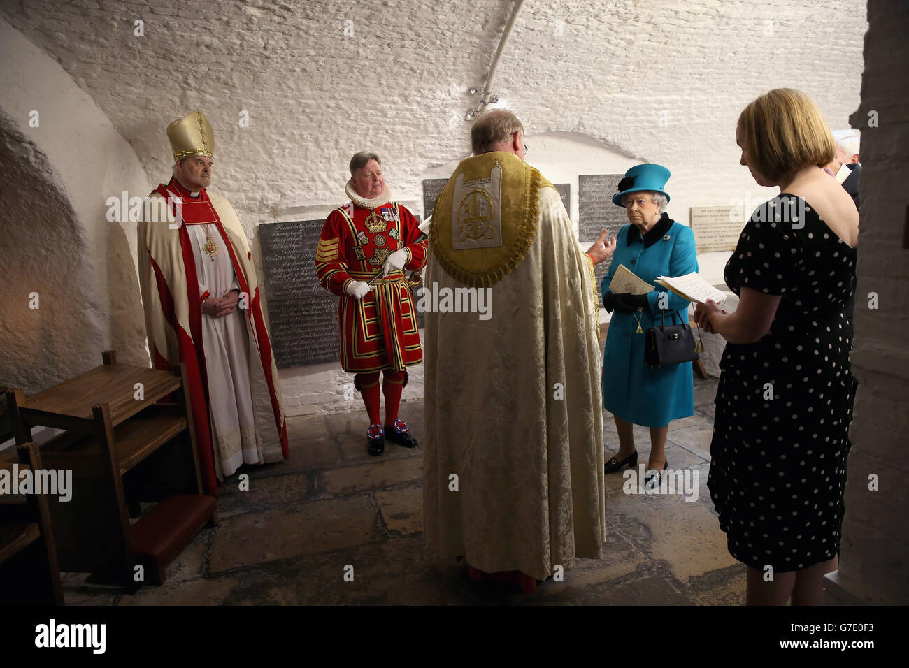 Queen Elizabeth II visits the crypt of Thomas Moore at the Tower of ...