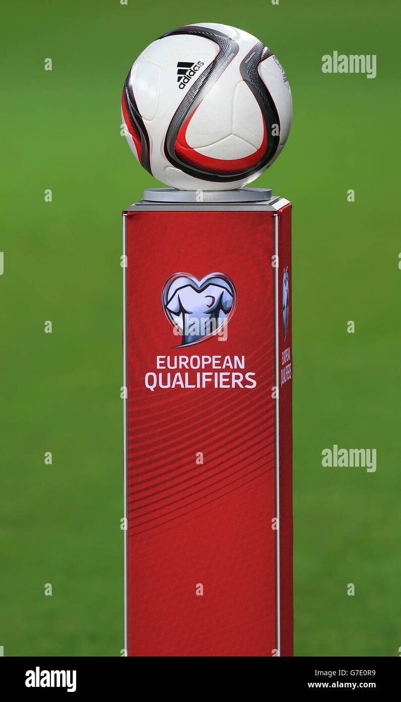 Head on a plinth hi-res stock photography and images - Alamy