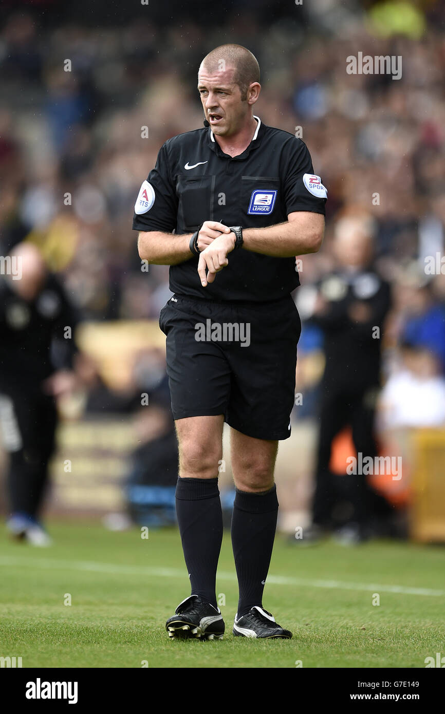 Soccer referee darren handley hi-res stock photography and images - Alamy