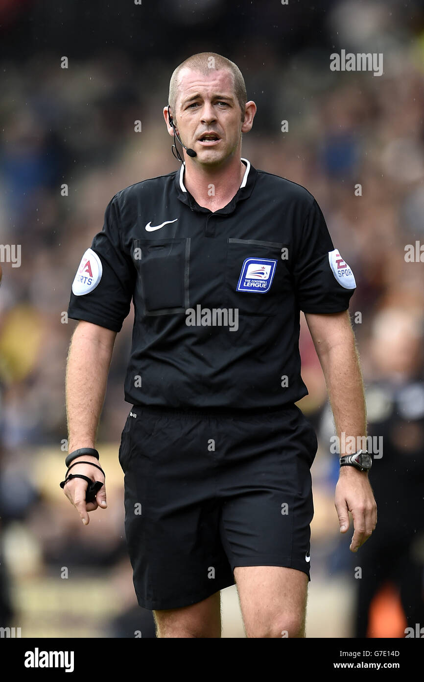 Soccer referee darren handley hi-res stock photography and images - Alamy