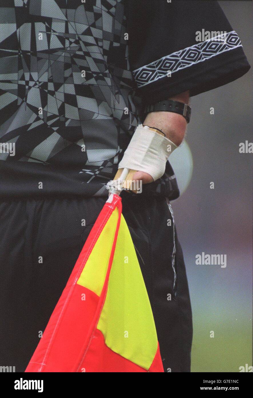 Assistant referee richard saunders hi-res stock photography and images ...