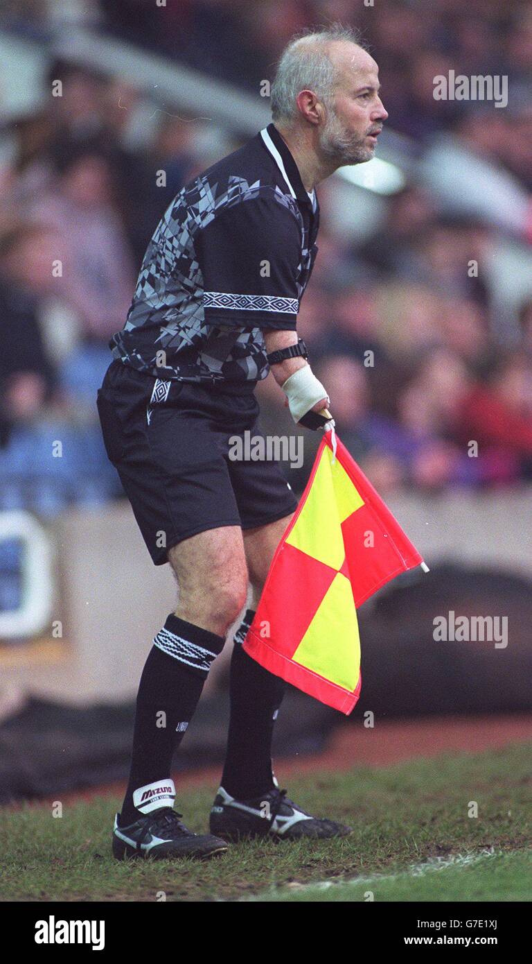 Assistant referee richard saunders hi-res stock photography and images ...
