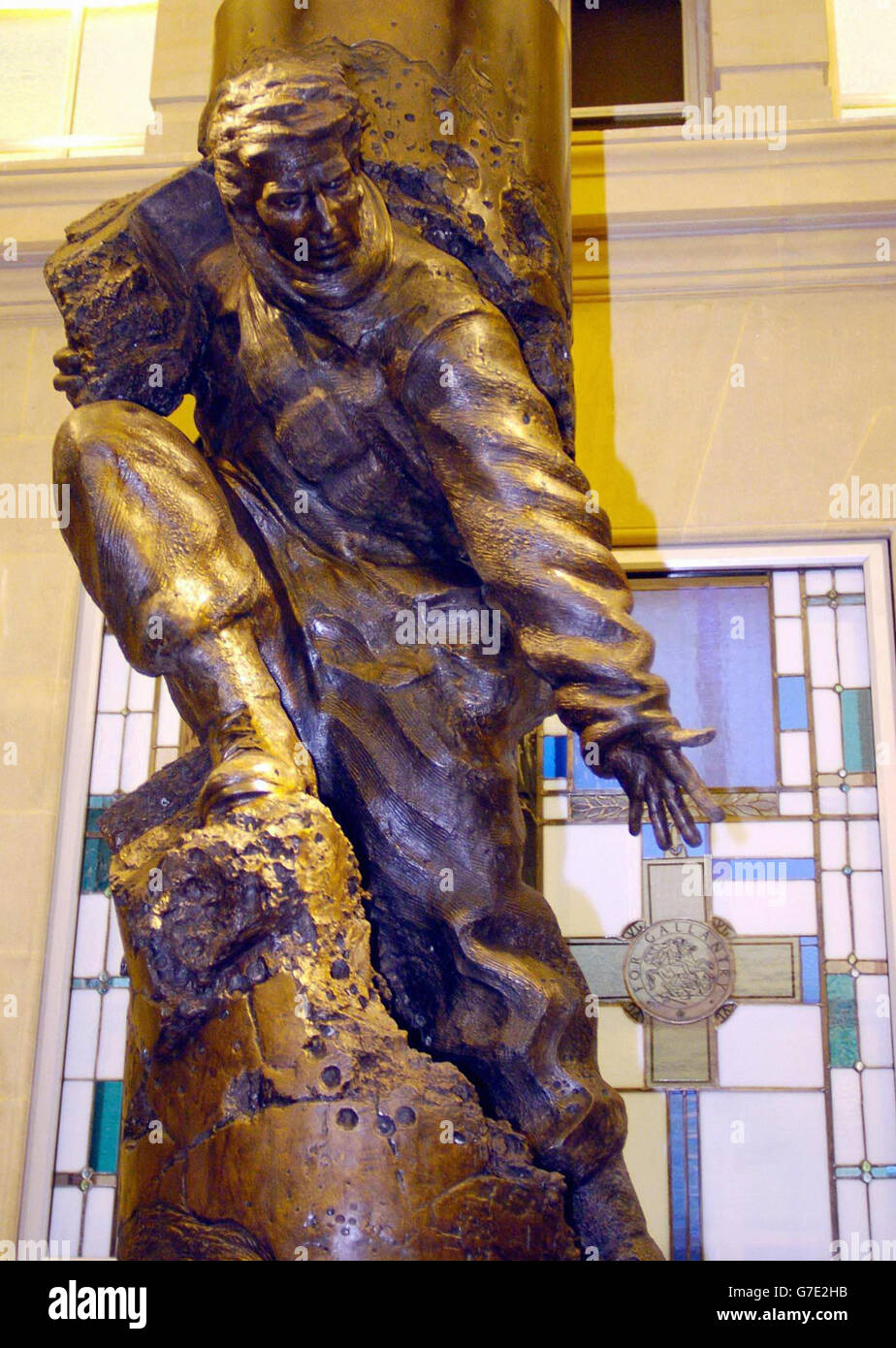 Statues and Memorials - George Cross and Victoria Cross Memorial ...