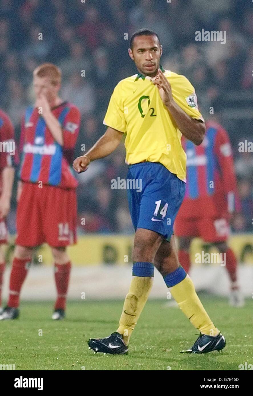 Arsenals thierry henry in action hi-res stock photography and images ...