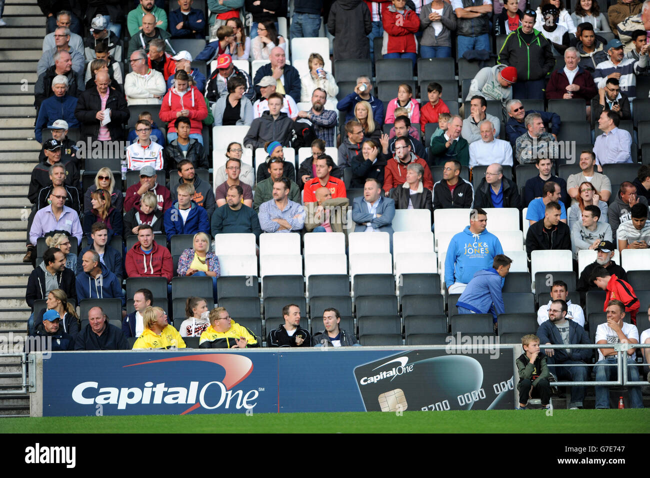 Stadium crowd boards hi-res stock photography and images - Alamy