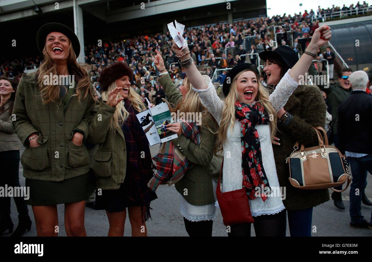 Horse racing crowd cheer hi-res stock photography and images - Alamy