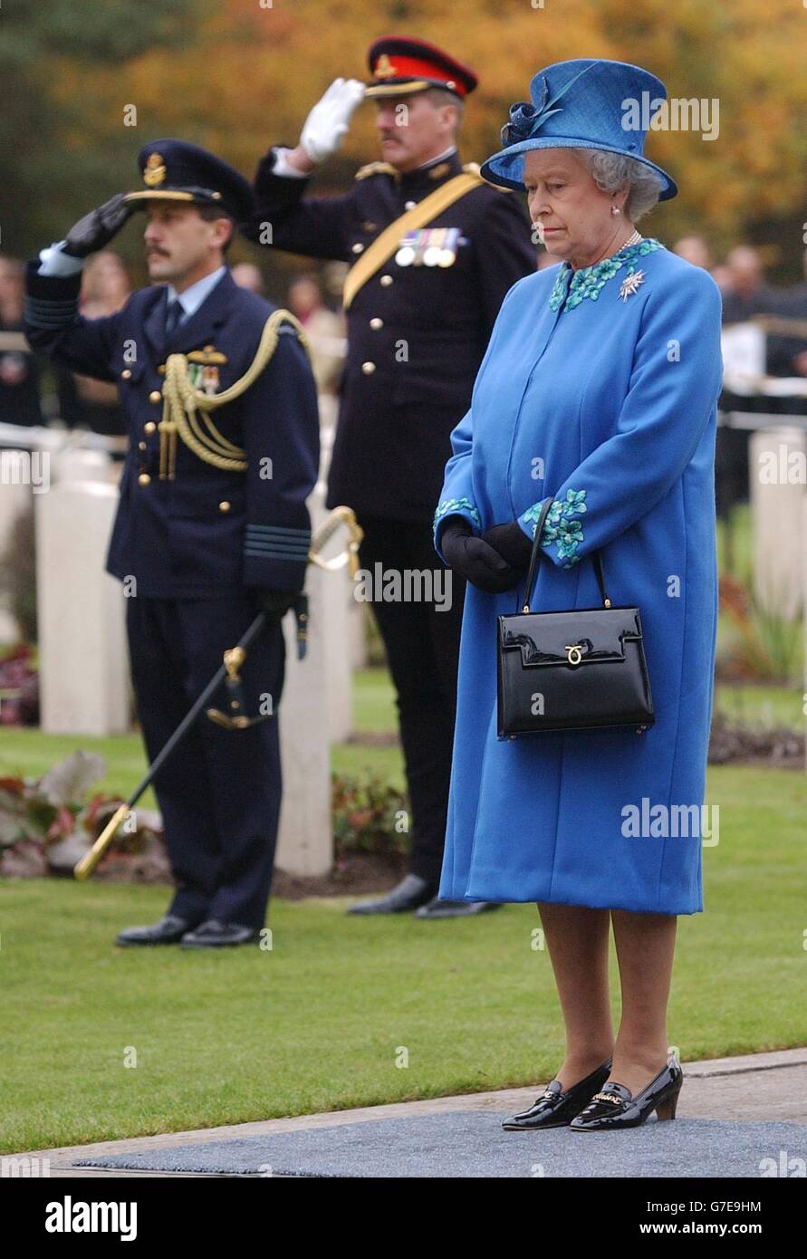 Queen laying wreath hi-res stock photography and images - Alamy