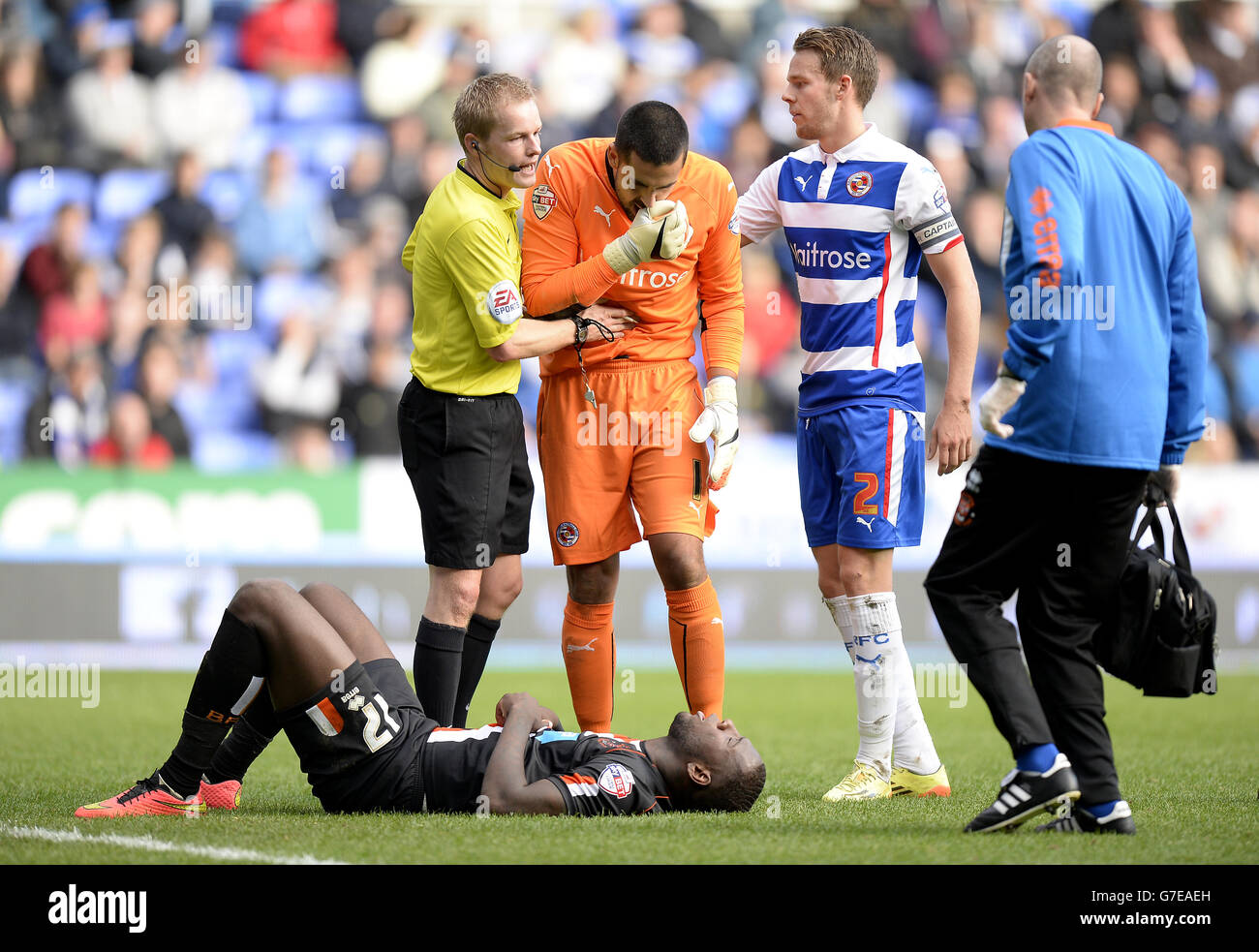 Reading goalkeeper Adam Federici (centre) has words with Blackpool's ...