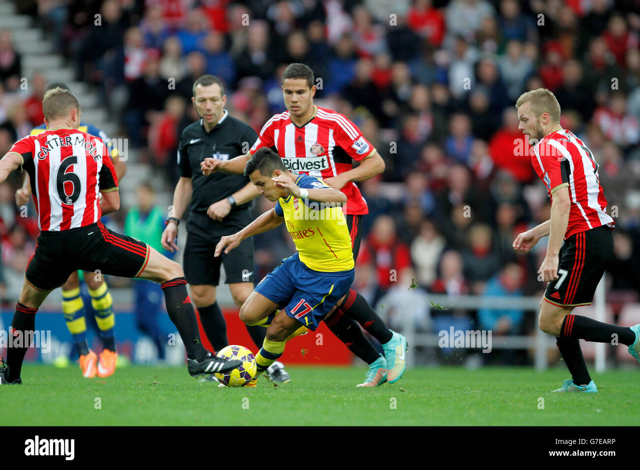 Arsenal's Alexis Sanchez finds himself surrounded by Sunderland players ...
