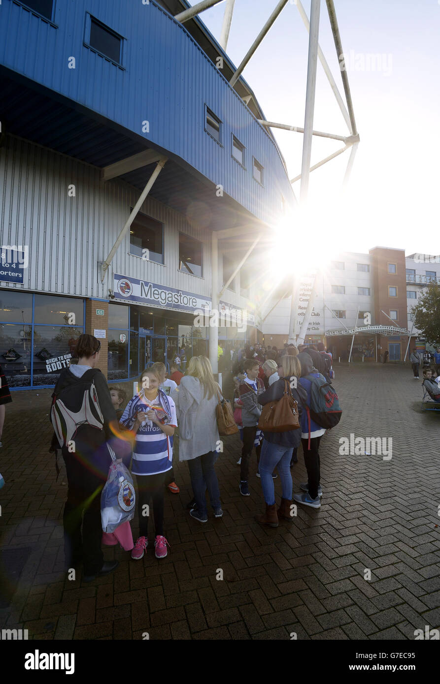 Fans queue outside the madejski stadium hi-res stock photography and ...