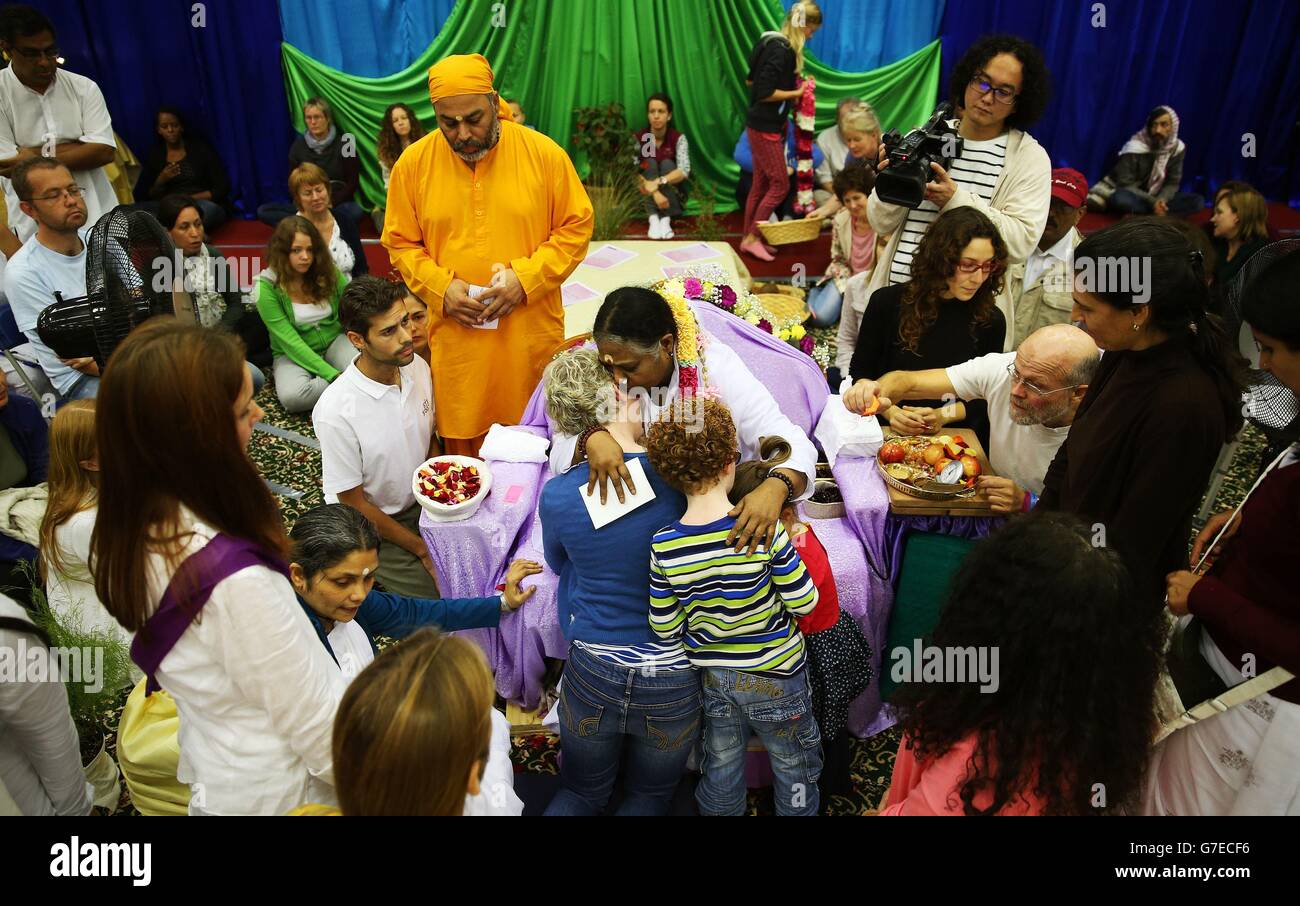 Mata Amritanandmayi (Amma) embraces Julie Brown and her children Albie ...