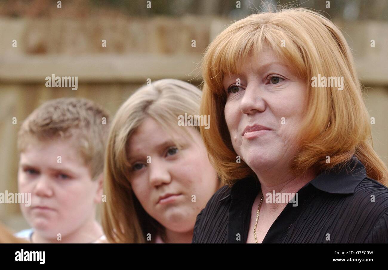 Widow deborah martin with children james aged 15 and louise hi-res ...