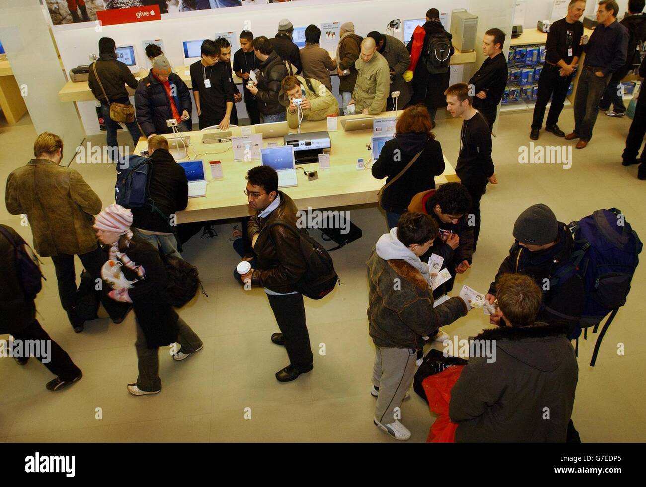 First European Apple store in London Stock Photo - Alamy