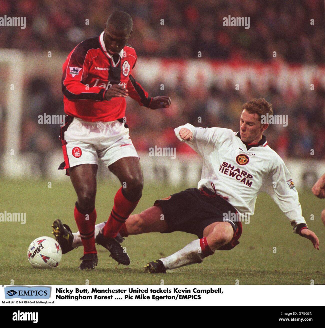 Nicky Butt, Manchester United tackels Kevin Campbell, Nottingham Forest ...